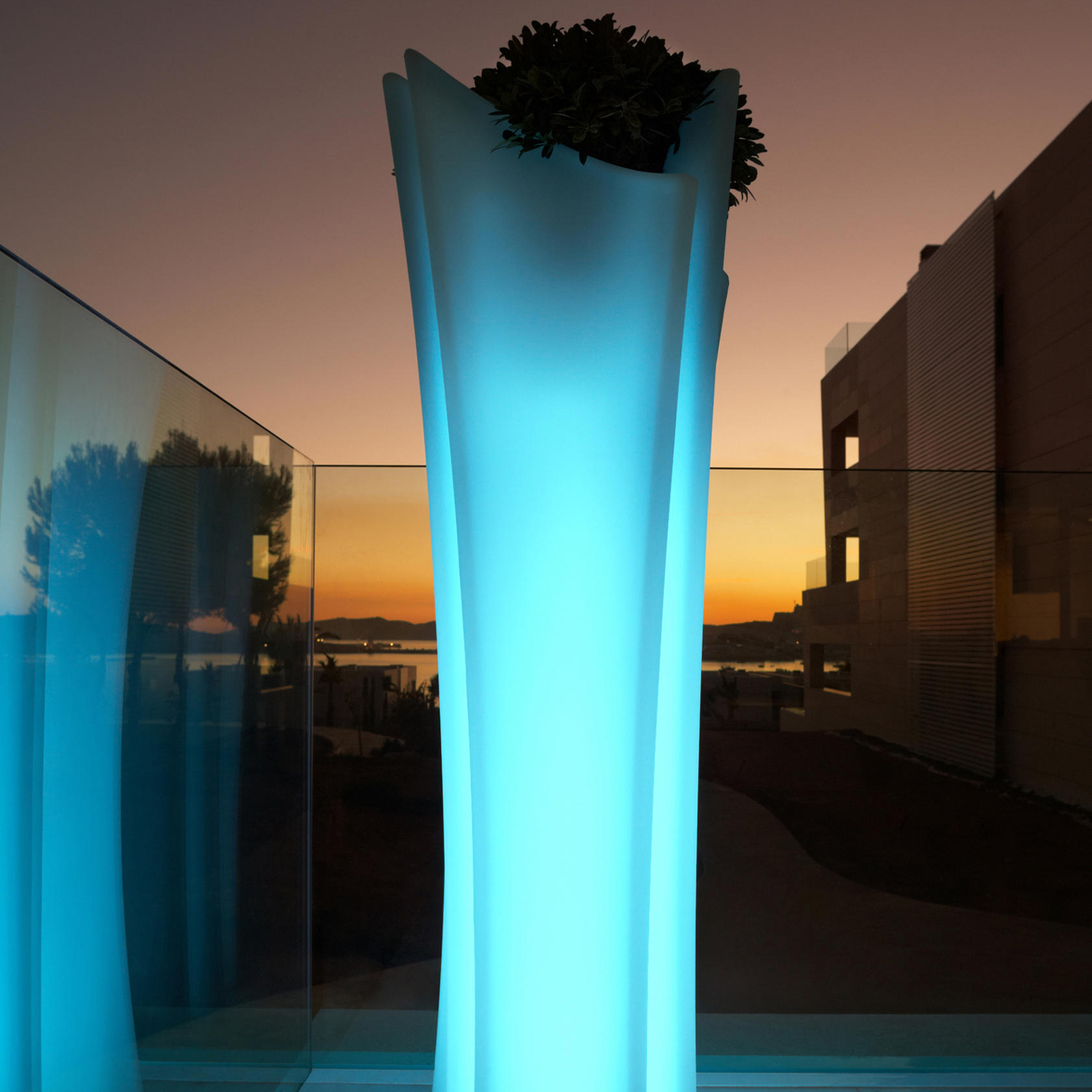 ALMA ILLUMINATED PLANTER By Vondom | Core Furniture Online